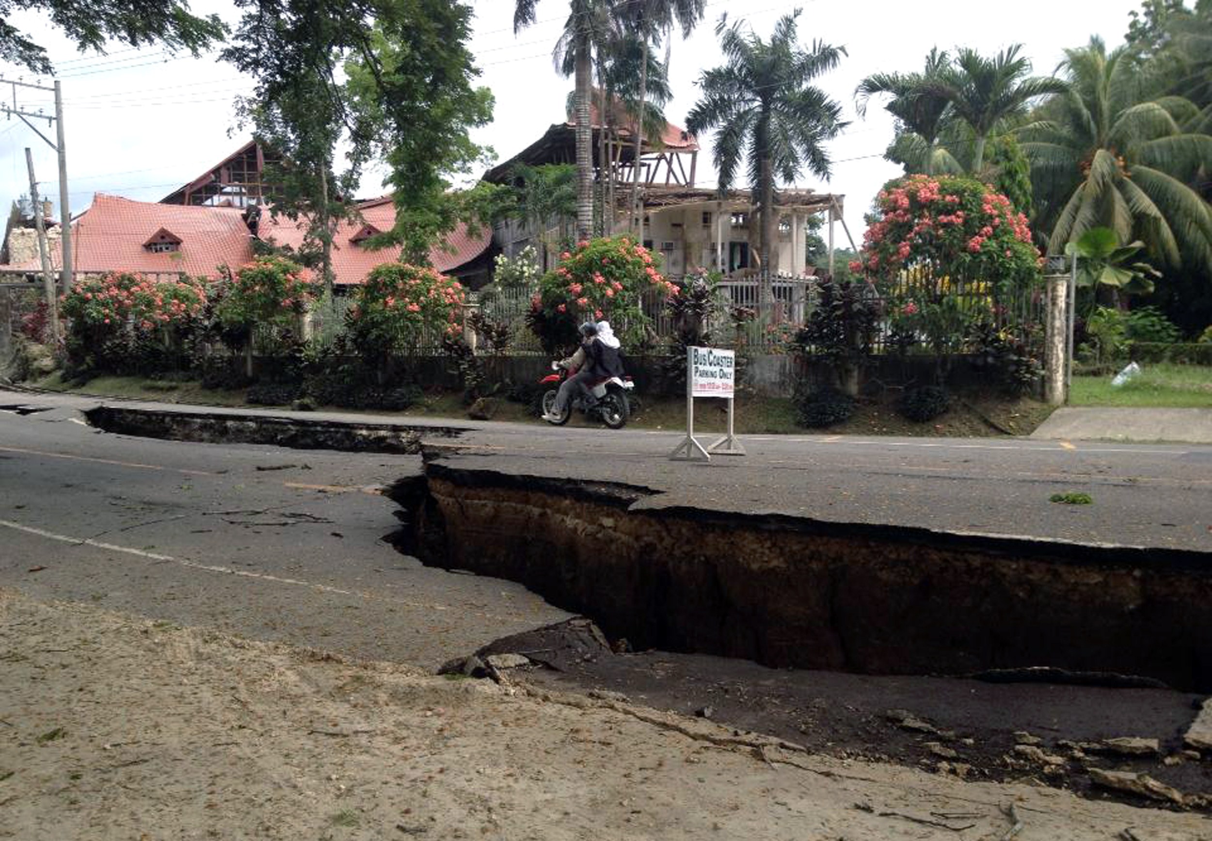 Ya Son 93 Los Fallecidos Por Terremoto De 7 1 Grados En Islas Filipinas