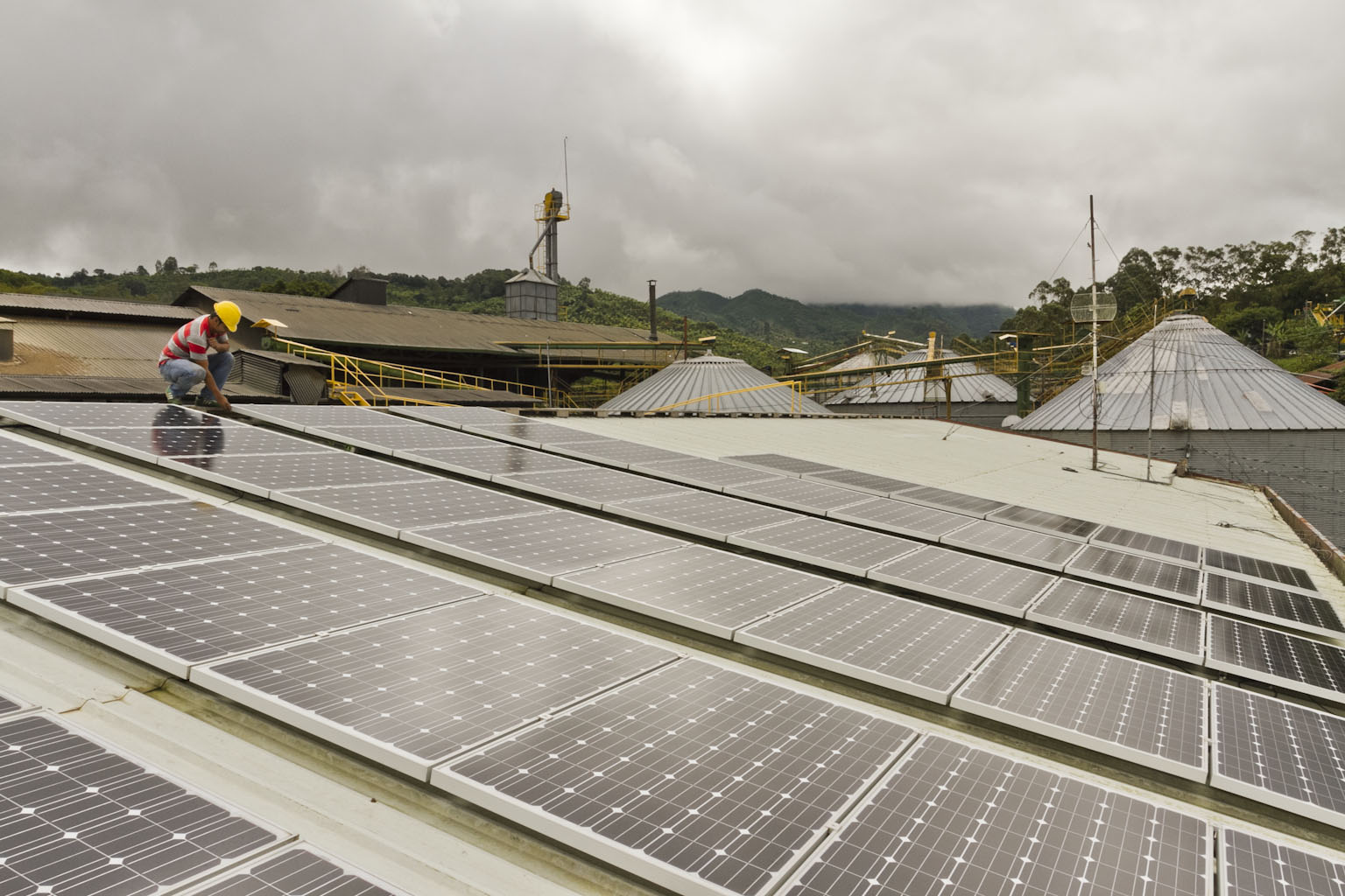 Los paneles solares instalados en Coopetarrazú sustituirán una parte de ...