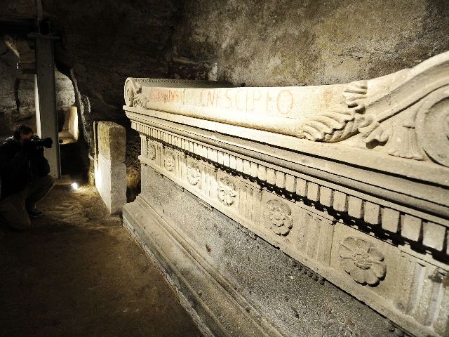 Tumba revive en Roma - La Nación